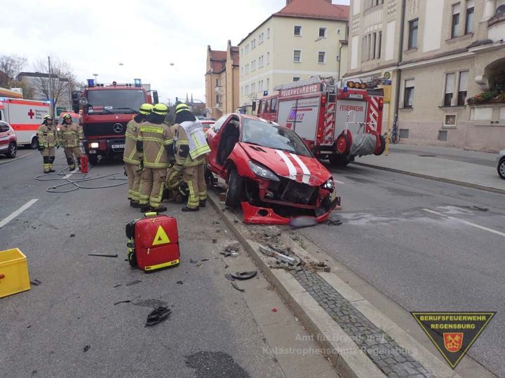 Stadt Regensburg - Einsatzberichte - Verkehrsunfall mit eingeklemmter ...